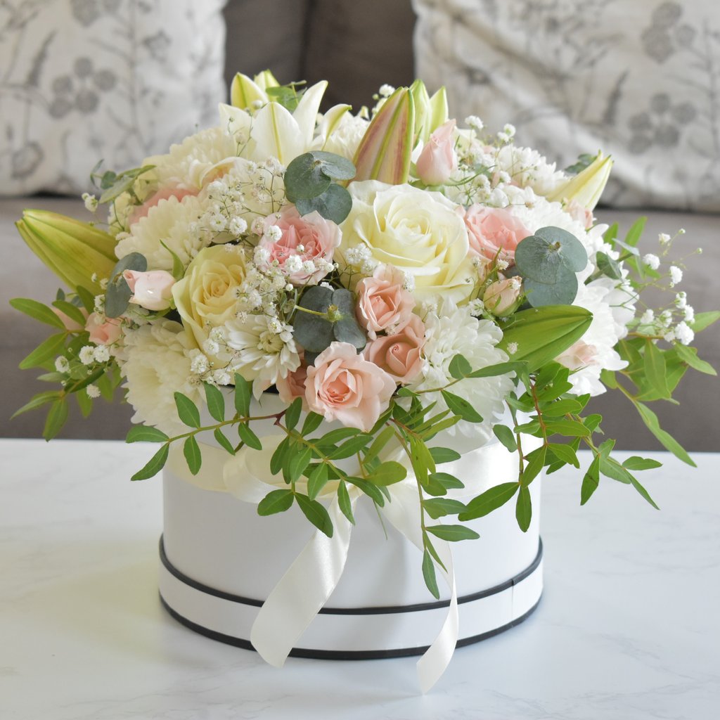 Pastel touch Blooming Box| Fresh flower| Plants Delivery in Dubai, UAE ...